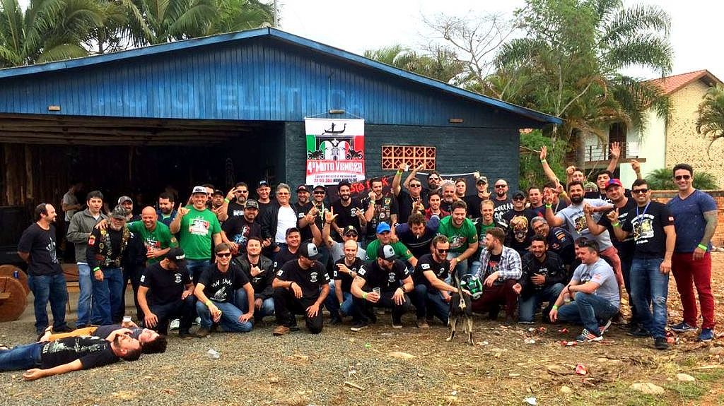 Moto Clube Compadres reúne 200 amigos e integrantes