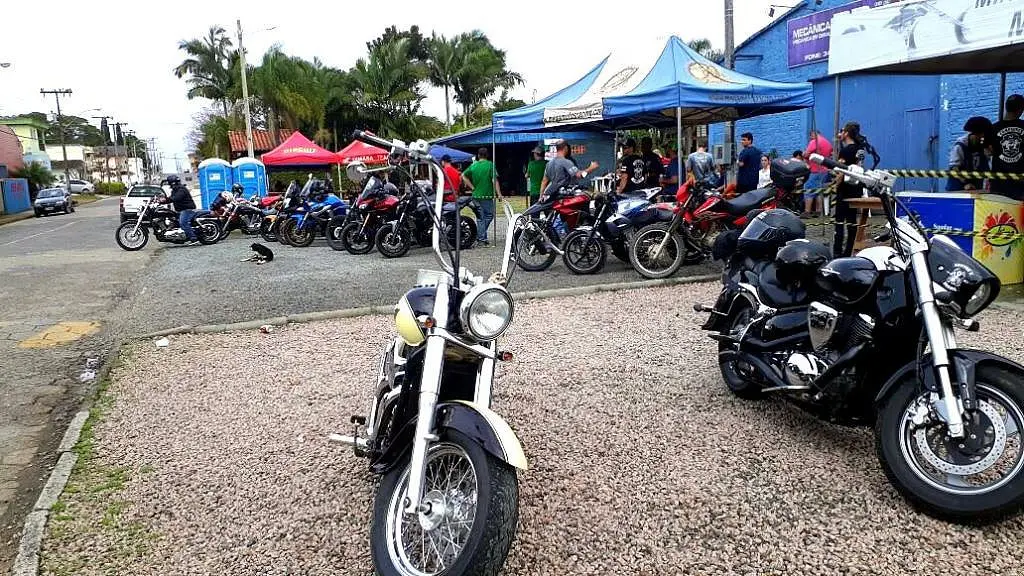 Moto Clube Compadres reúne 200 amigos e integrantes