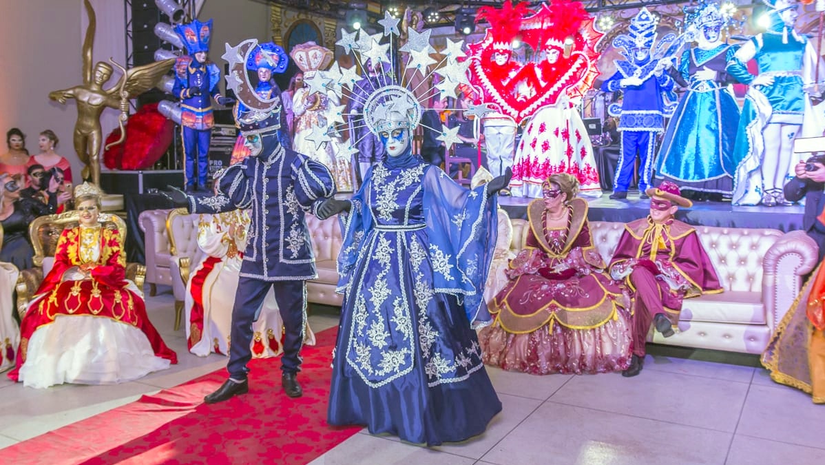 Baile de Máscaras comemora o amor em mais uma edição