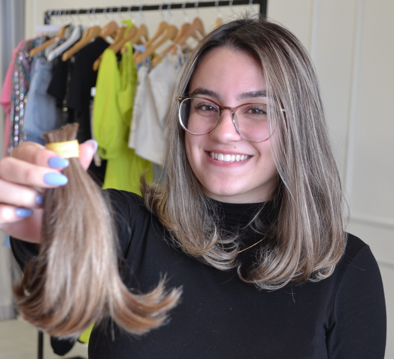 Colaboradores da La Moda doam cabelo à Rede Feminina de Combate ao Câncer
