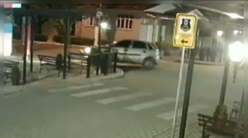 Veículo sai da estrada e invade calçada no centro de Nova Veneza